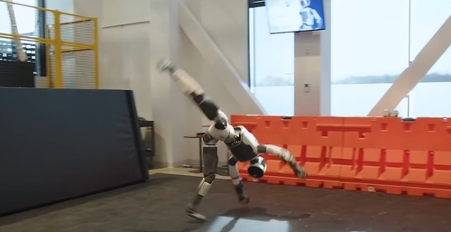 Hyundai Motor's Subsidiary Robot Performs Aerial Somersault... Plans to ...