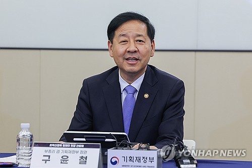 Gu Yoon-chul Departs for US a Day Early This Evening—Accompanies ...