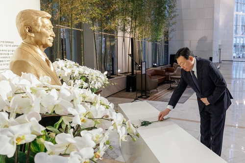 Lotte Holds 2026 H1 VCM—Shin Dong-bin and 80 Executives Discuss ...