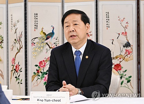 Gu Yoon-chul Vows to Prevent Herd Behavior Further Weakening the Won