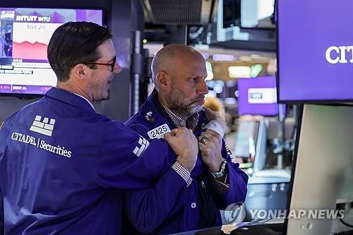 Wall Street Closes Higher as Semiconductors Rally Despite Alphabet's ...